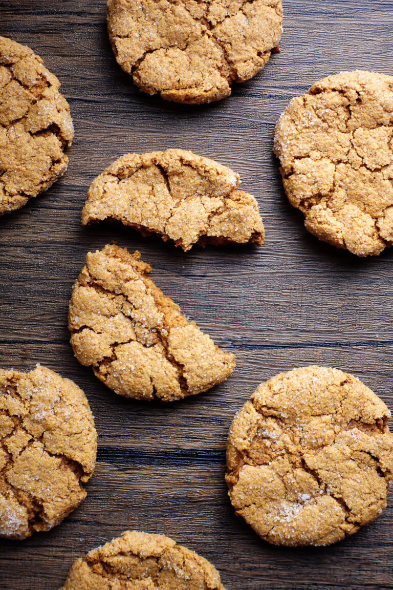 Molasses Crackle Cookies